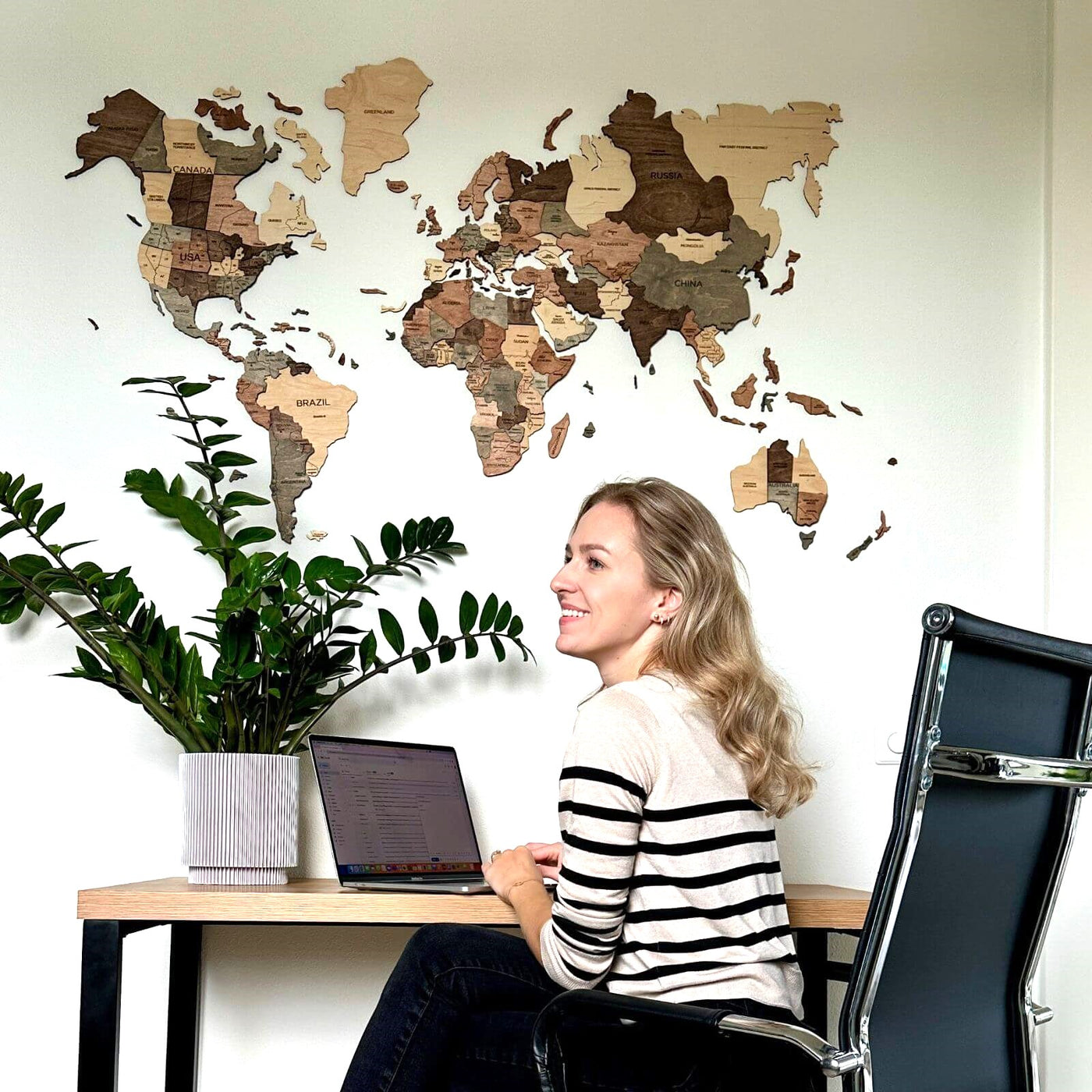 3D Wooden World Map Smoke ‣ Enjoy The Wood ‣ Order Now